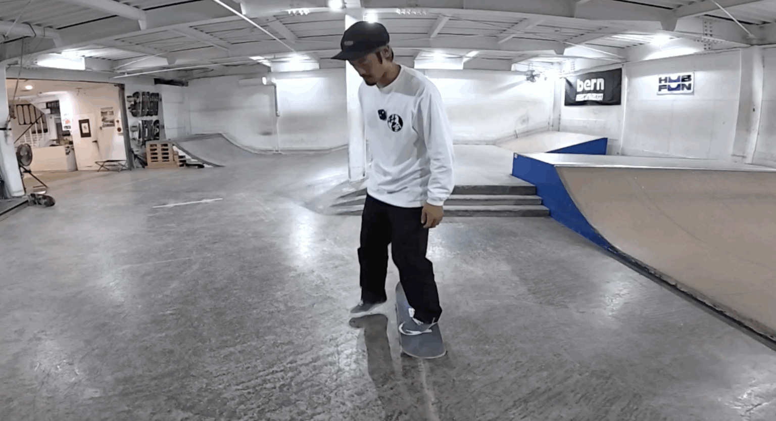 【初心者向け】スケートボードの乗り方・降り方｜安全に学べる基本テクニックを徹底解説！｜スケートボードから楽しいを広げる｜合同会社HubFun